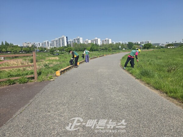 대전상록봉사단 “쓰레기 직접 치웠다”…오정동 천변 달군 시민 봉사